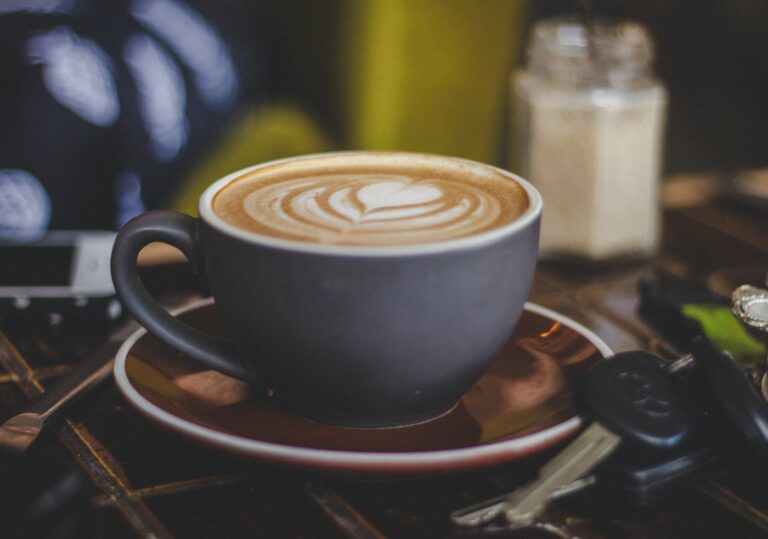 How to Make a Latte | CoffeeHype
